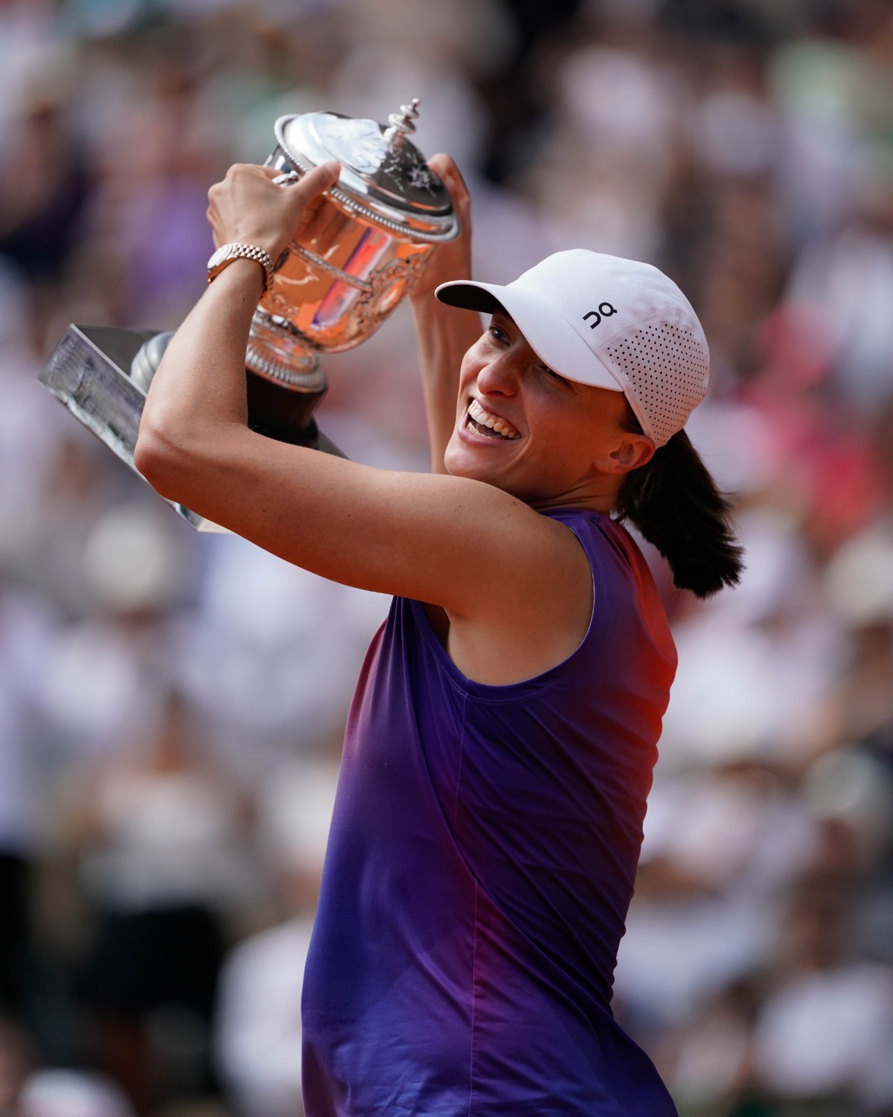 ROLAND GARROS WTA : ŚWIĄTEK S'OFFRE PAOLINI AISÉMENT , ET REMPORTE SA ...